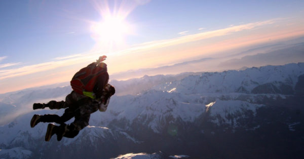 Saut en chute libre : vitesse, durée et lieux de baptême de parachutisme